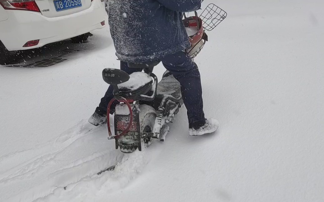 下雪天的电动车现状:真·横着走