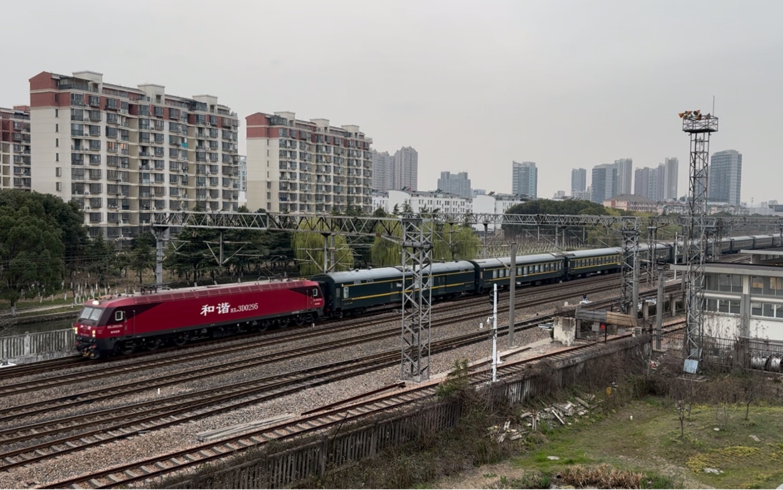 沈局沈段HXD3D0295牵引沈阳北-上海的K187次快速列车驶离京沪线...