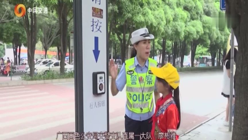 为了儿童安全教育,民警组织萌娃进警营,亲身体会交通安全重要性