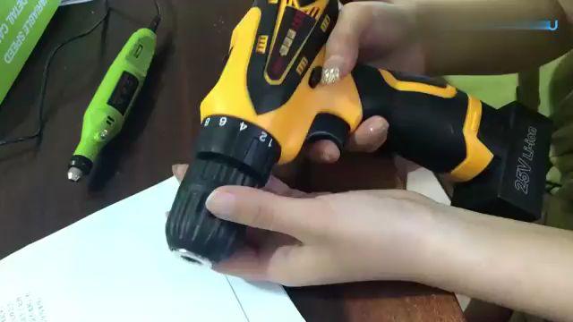 锂电钻换钻头方法