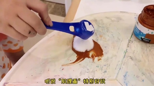 一一第一次画肌理画,她说:石英砂画画太好玩了,画完像真的