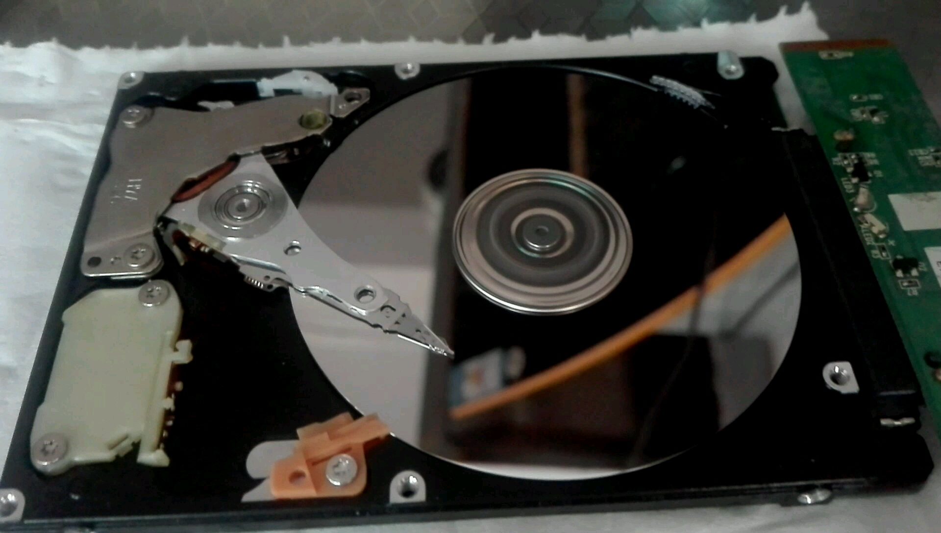 日立机械硬盘在开盘状态下运行