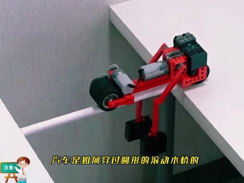 你知道汽车是如何穿过滚动的木桥的?看完涨知识了!