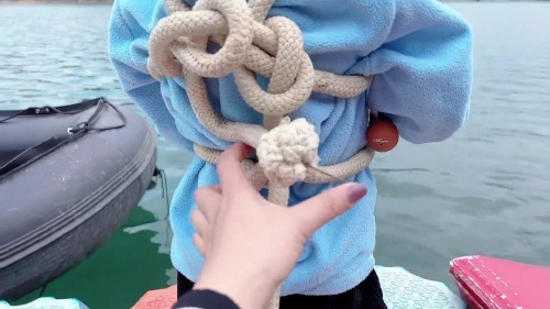 给她买的救生衣没到,只能拴绳了,谢谢各位钓友叔叔们的关心