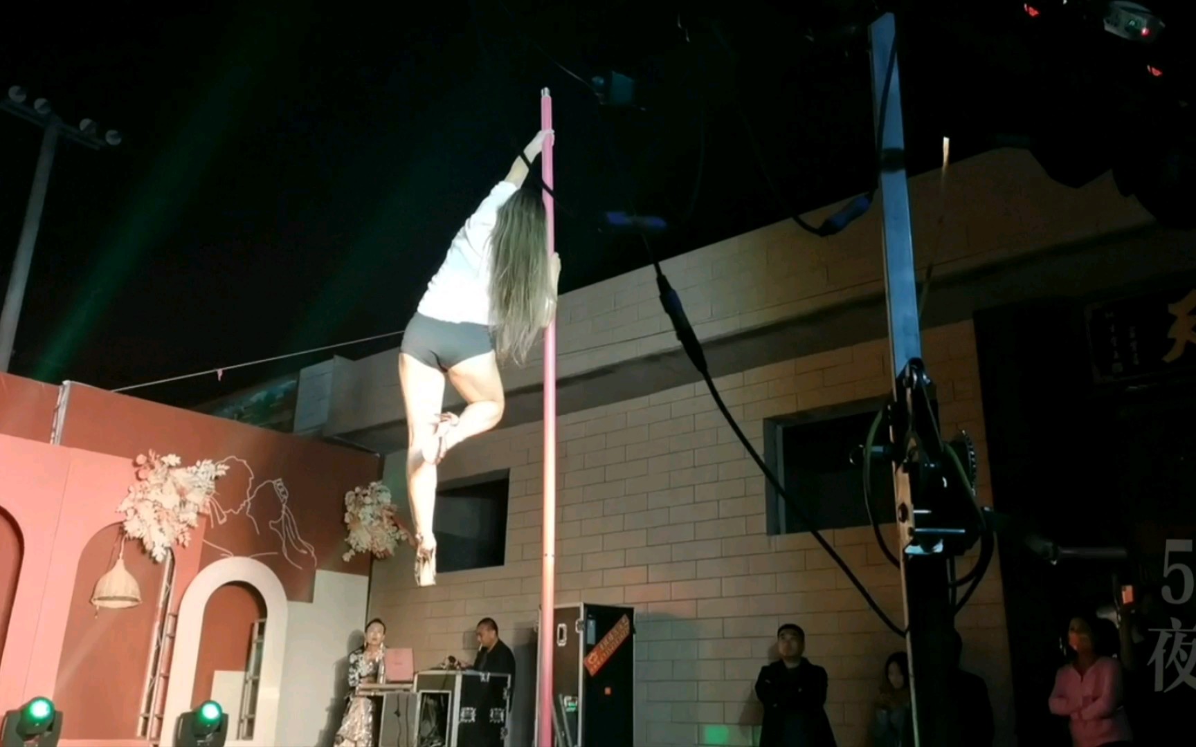 美女大尺度钢管舞3,绝活