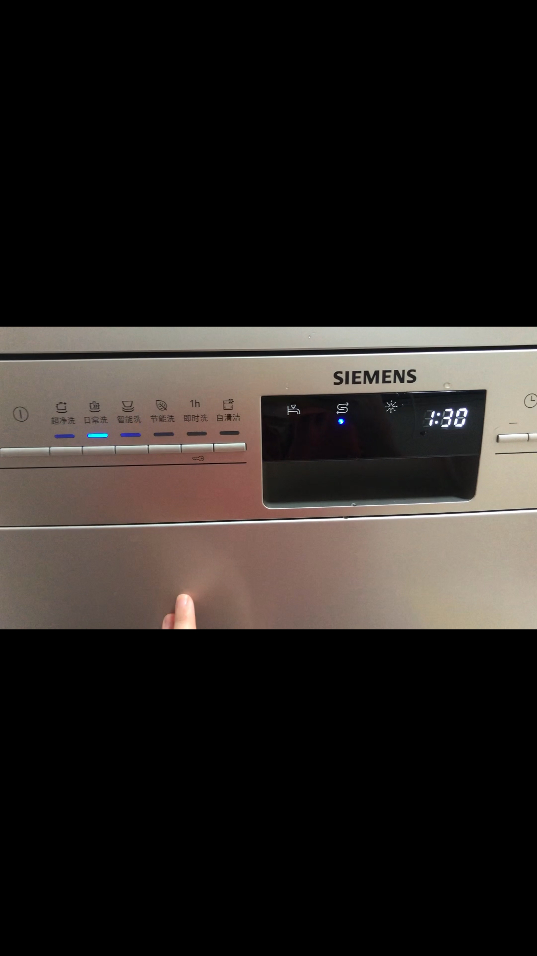 西门子洗碗机使用前,期待午觉醒来的惊喜,千万不要是惊吓。安装师傅...