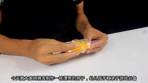 幼儿园手工亲子游戏,用棉签制作一栋漂亮的房子,简单方便且美观