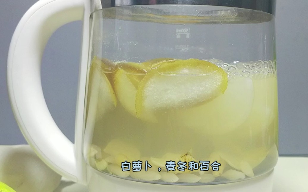 白萝卜跟梨一起煮水喝,功效厉害啦,有孩子的一定要多煮这款汤水