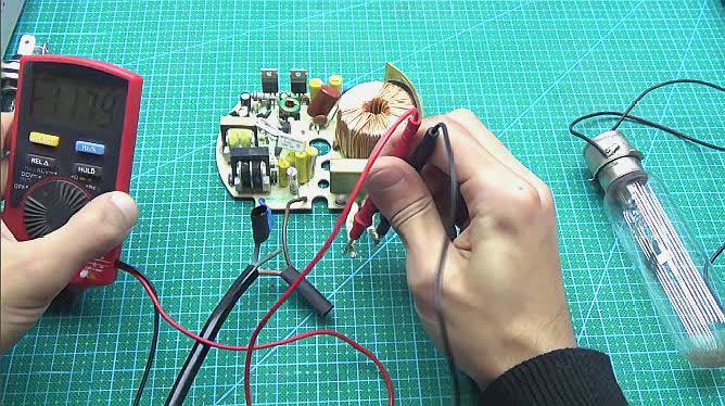 创意实验:牛人用电压表测试变压器基础电路板元件,接上灯泡看看