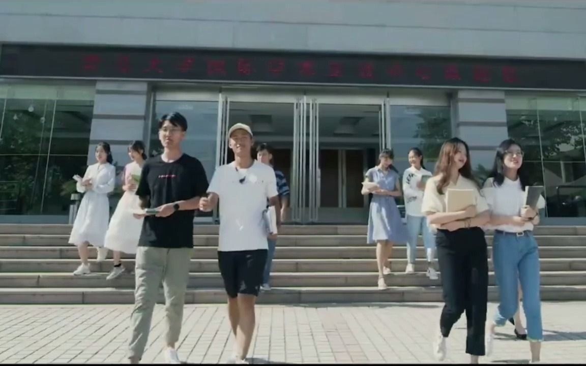 青岛大学校园 校训:明德,博学,守正,出奇