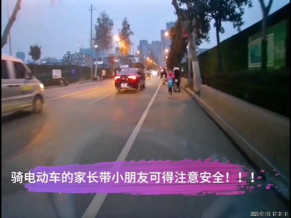吓出一身冷汗ߘ�ߘ�ߘ�骑电动车带小朋友可得注意安全#安全出行 ...