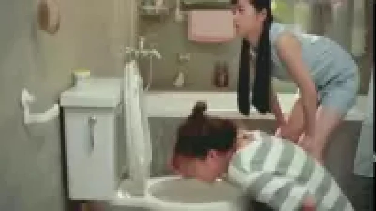 姑娘喝酒喝多了,呕吐不止,室友在一旁的反应绝了!