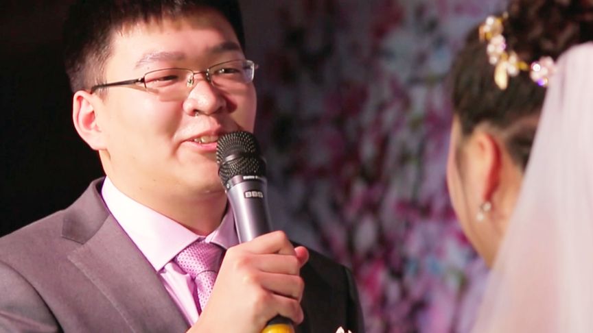 两年异国恋也能修成正果,婚礼上新郎激动的都流鼻涕了!
