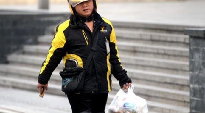 为什么小区要禁止外卖骑手骑车进入?小区保安一句话点明原因