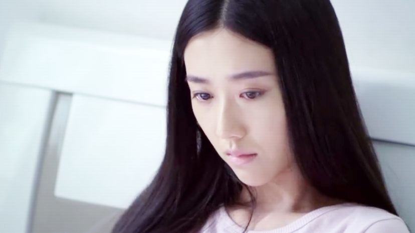 美女精神错乱,不敢照镜子看自己照片,只因经历了这样的事