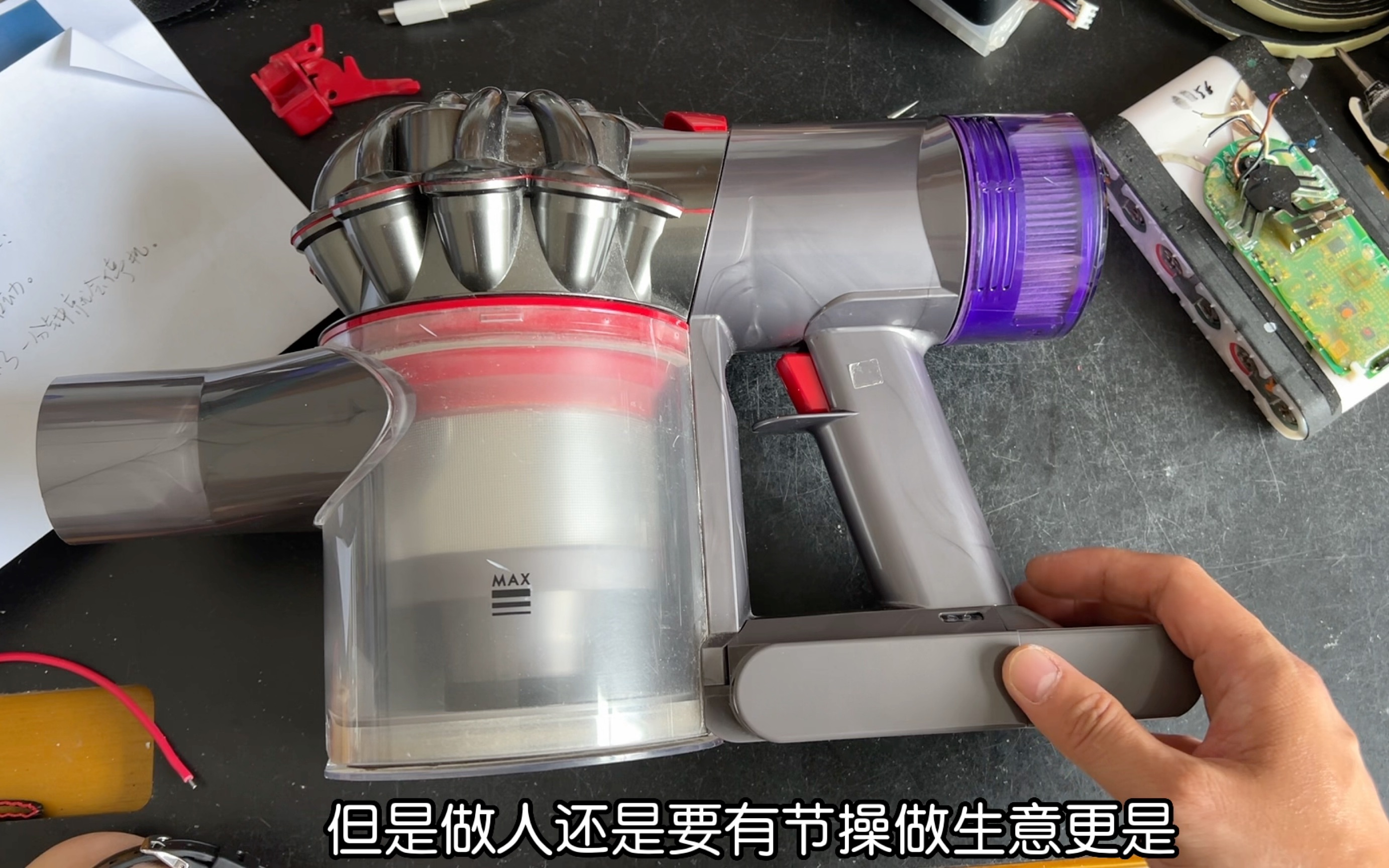 ...方戴森吸尘器电池给我挣维修费的机会,为了挣40块把同一块电池拆装...