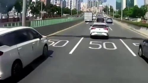 货车制动距离长,该停车时刹不住车,导致和前车发生追尾!