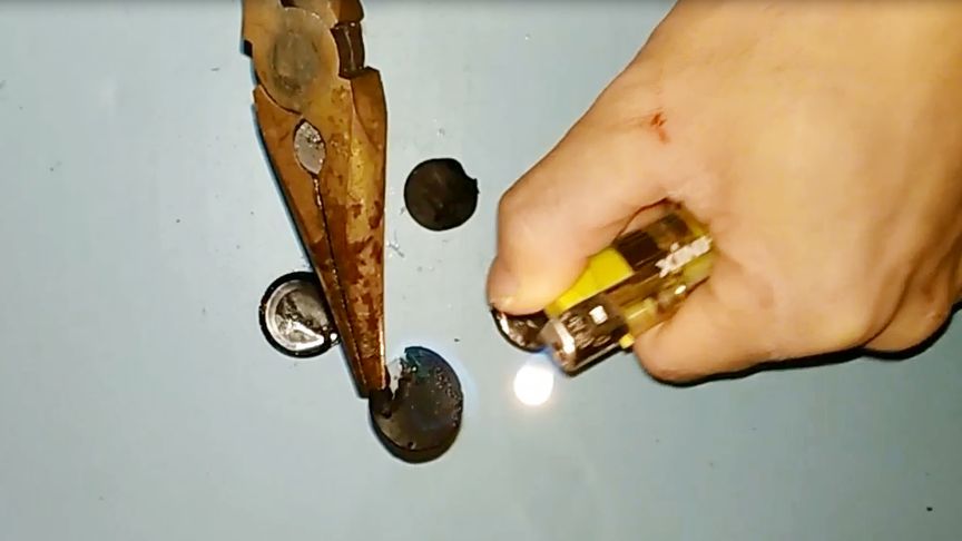 为了探索超级电容内部结构的秘密,手都戳破了,千万不要轻易尝试