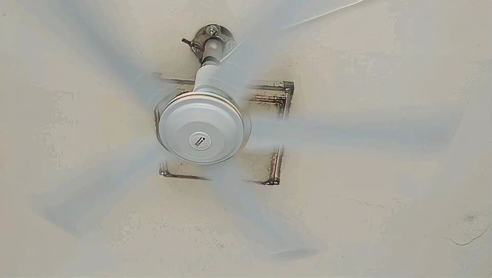 今日给用户家安装吊扇,看看安装怎么样!