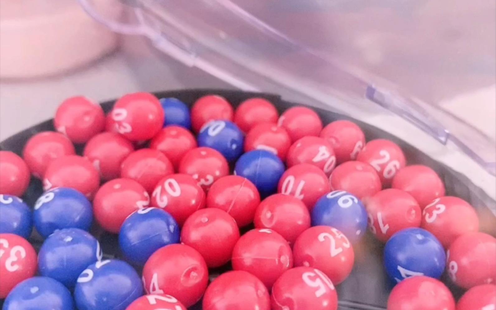 斥巨资买了一个模拟大乐透摇奖机器