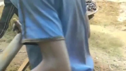 非洲最先进的榨油工具,这棕榈果出来的油,你是不是没见过?