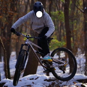 不会骑车的阿浩 