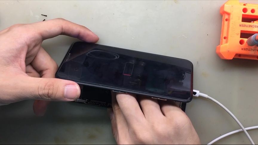 iPhone X手机不充电显示还剩0%,别乱换电池,教你一招充电正常了