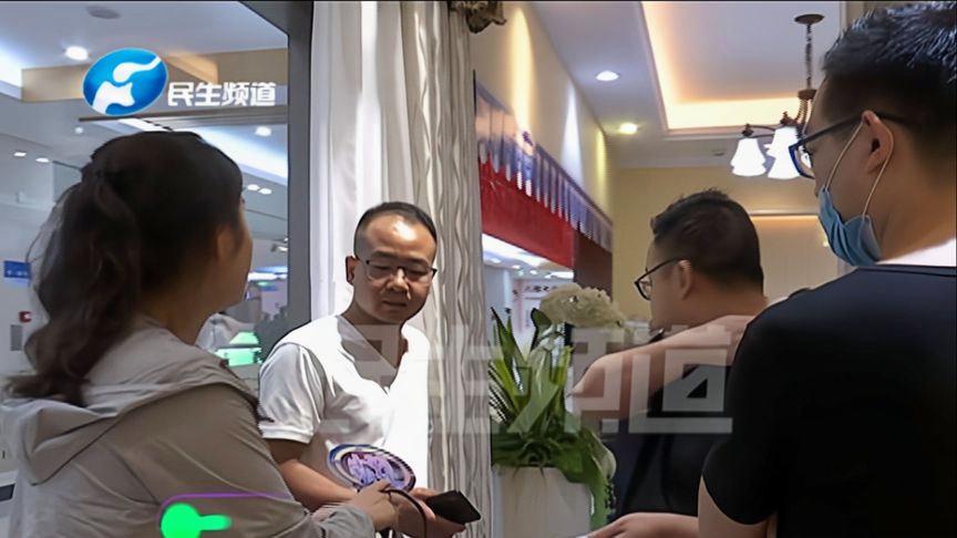 索菲亚定制衣柜,到货后尺寸颜色全不对,和设计沟通男子气炸…