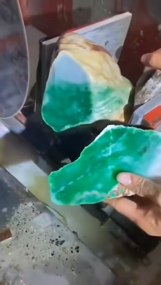 翡翠原石切开大涨ߎ�ߎ�ߎ