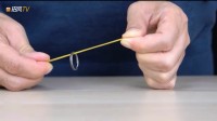 拉直橡皮筋,铁环顺着往上“爬”,到底咋回事?
