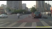 小孩跑过马路被车撞