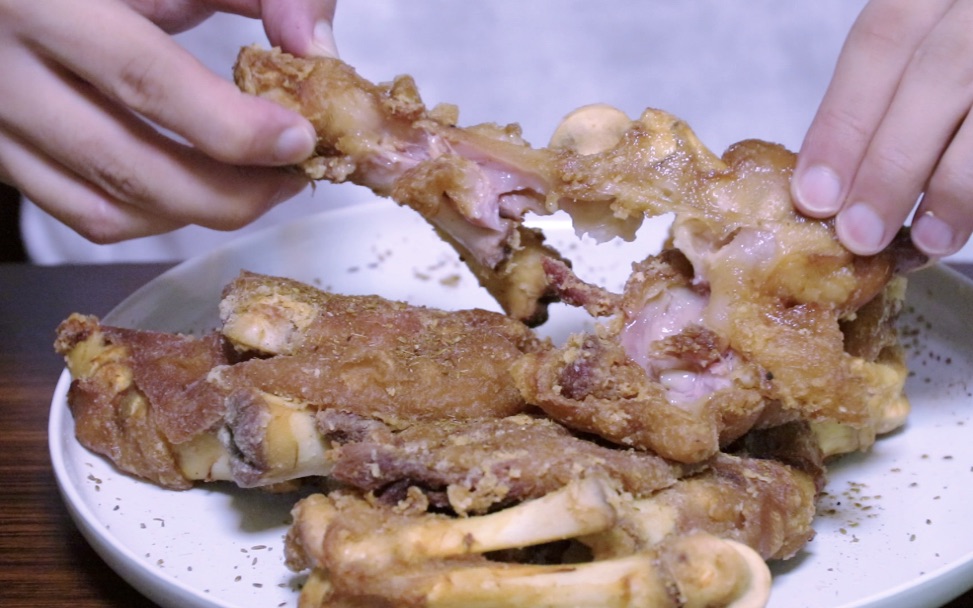 “脆皮炸猪蹄”的做法,外皮酥脆,轻轻一撕就脱骨,非常好吃