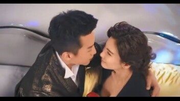 什么手表价值八百多万,这怕是镶了钻的手表吧,美女纷纷下水捡!