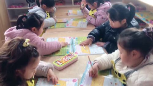 大班着重培养孩子们的学习习惯和兴趣,为本学期的幼小衔接奠定良好...