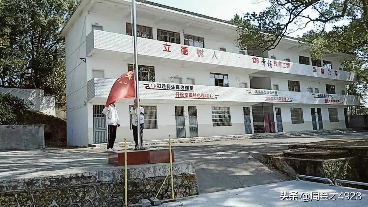 9月30日,我所服务的学校全体师生为新中国庆生举行升国旗仪式