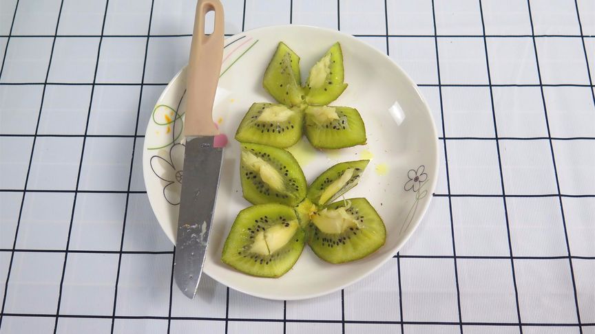 猕猴桃不好剥皮,这种切法是我见过最方便漂亮的,超简单一学就会