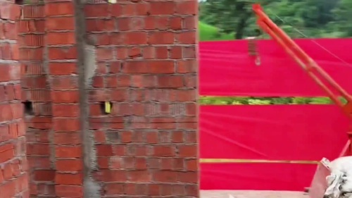 二楼主卧的脚手架已经搭设好,老陈七伯和小梅正在往二层传递钢管