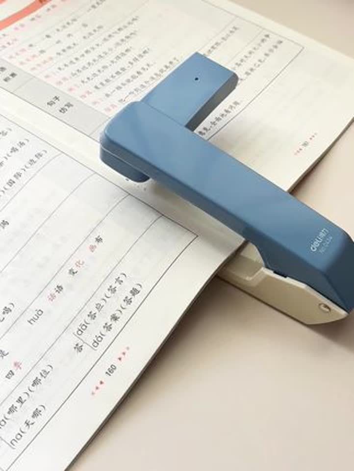 可以订中缝的订书机,360度旋转,任意角度都能调节,关键订书机小型