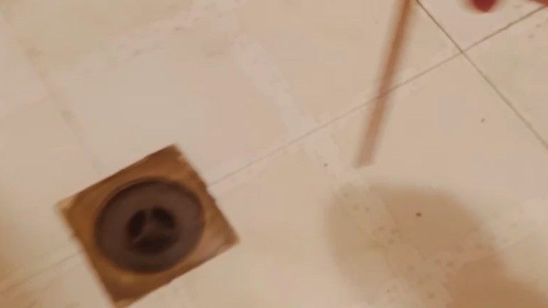 地漏堵住了千万不要急着找人通。跟着视频学,一个筷子搞定