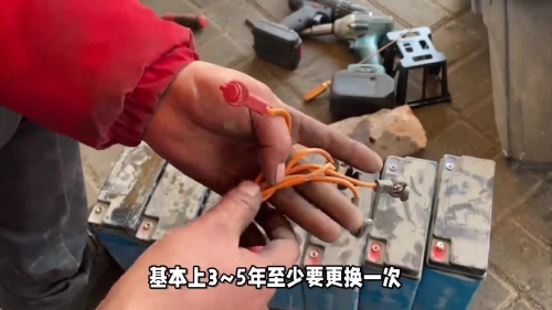 电动车换电池,铅酸、石墨烯、黑金、锂电池,谁跑得远、寿命更长