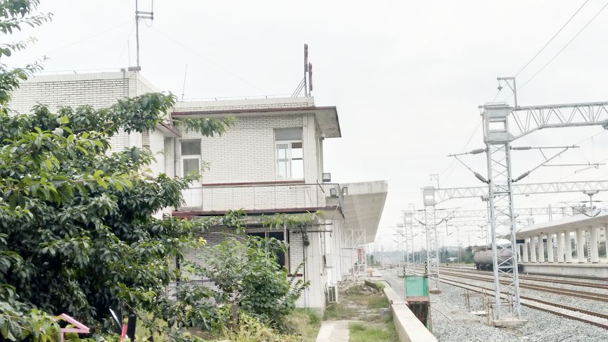 成昆铁路,K145次成都开往昆明快速列车通过双流站