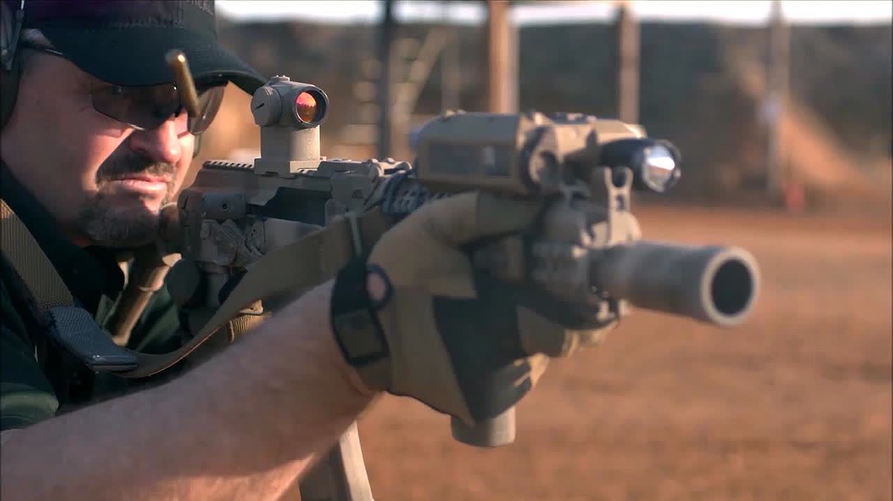 兵器知识:枪械专家靶场试射