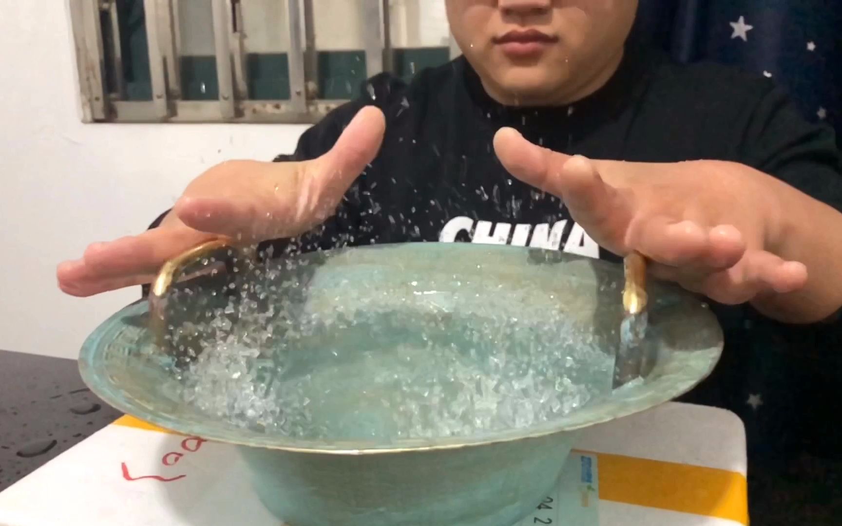 古代皇帝用来洗脚的“龙洗”,原来真的用手一搓就会喷水,真神奇