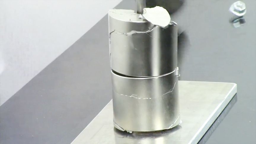 2块磁性很强的钕铁硼磁铁垂直相遇之后会发生什么情况?