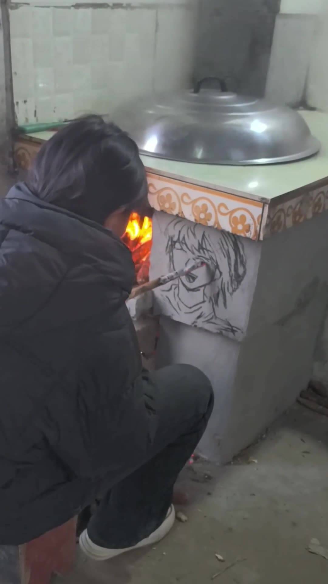 烧火太无聊,女大学生拿烧火棍画画,灶神爷爷已经知道你心意了
