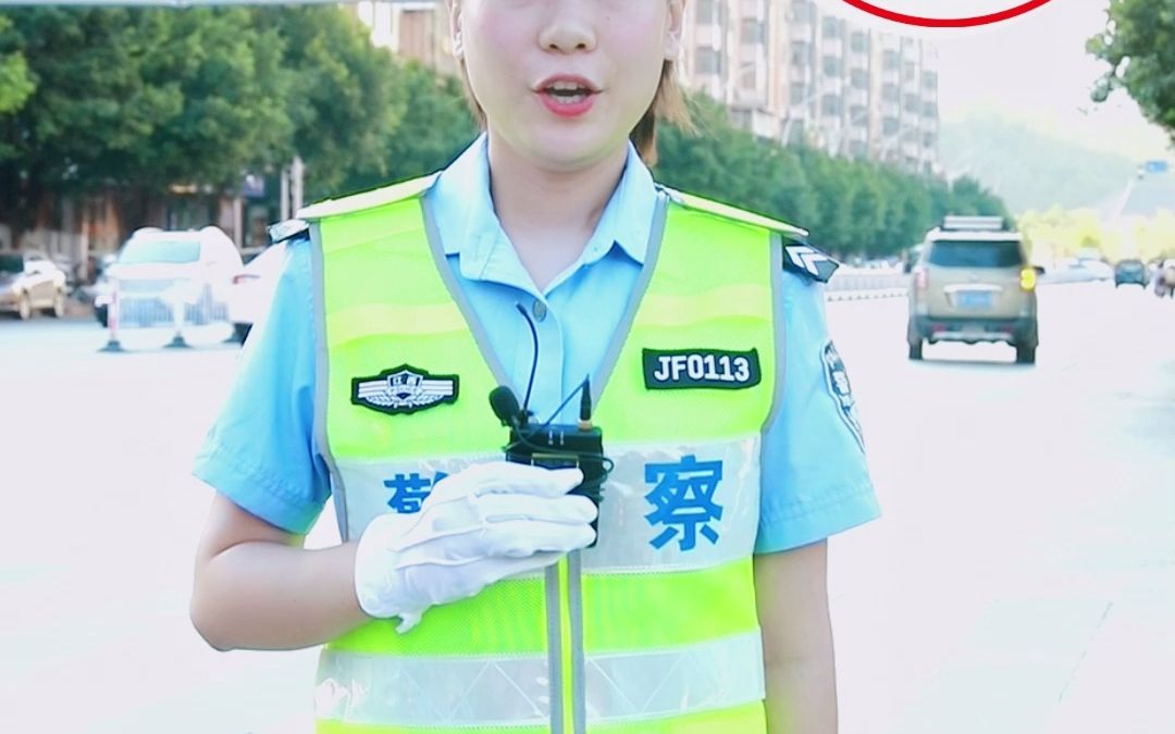 路口能不能右转,关键看最右侧指引右转的信号灯是圆形还是箭头。