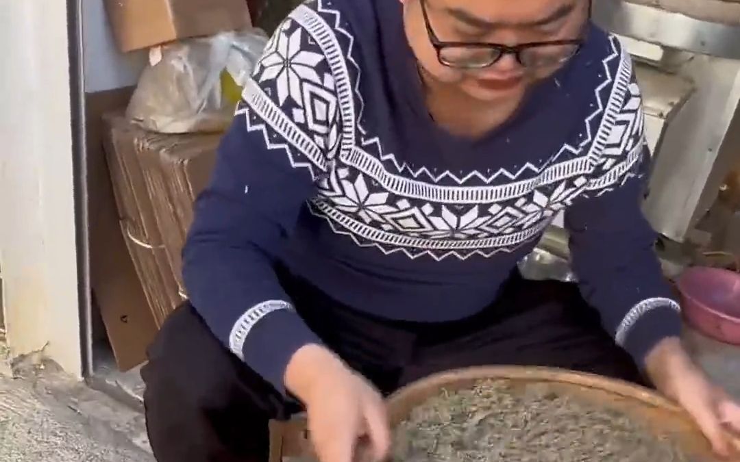 ...网上90%的艾条都不是纯艾绒做的,真正古法制作的手工艾条从艾草到...