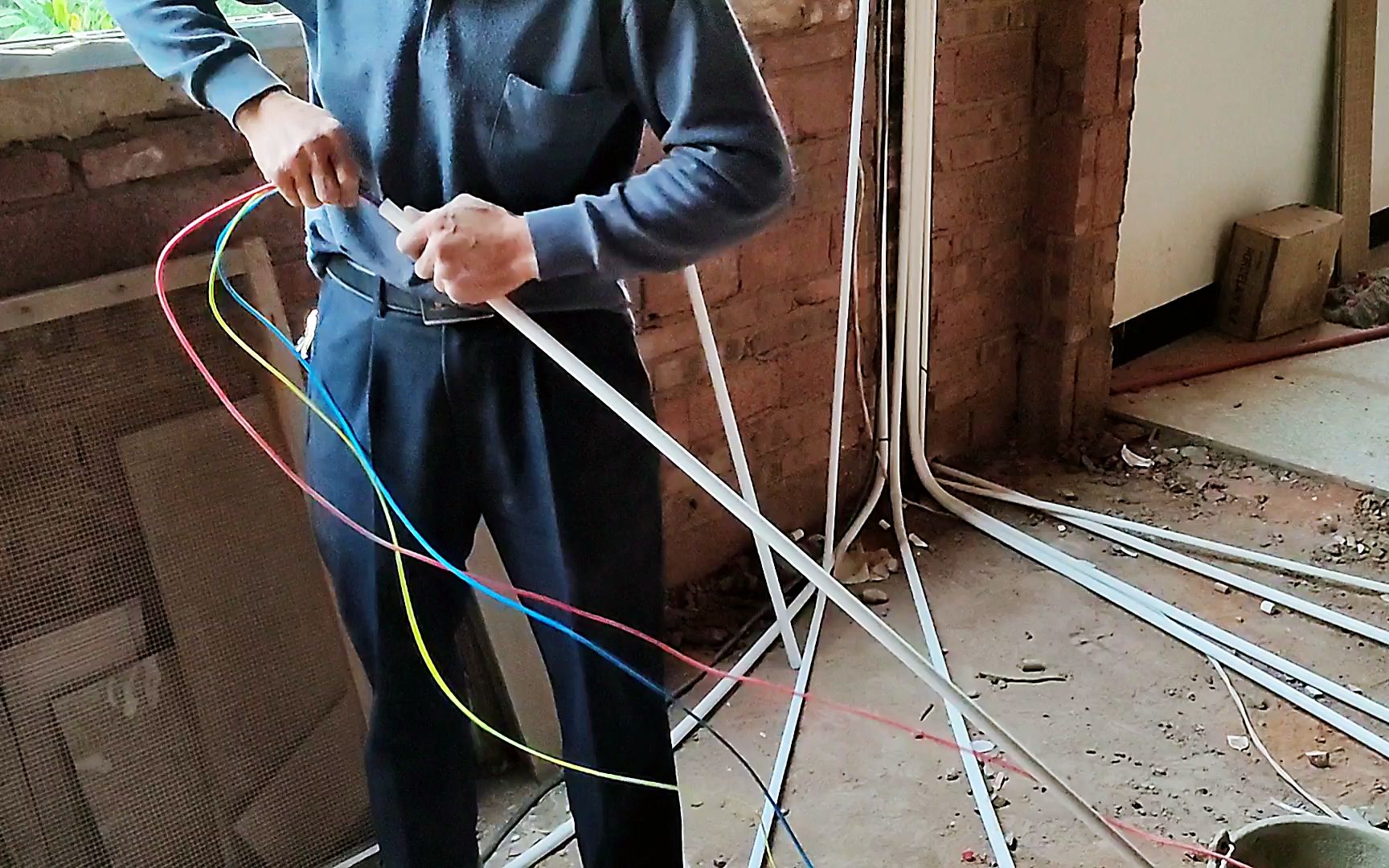 带上十捆今日牌电线,没有花钱请电工,“自学成才”安装电线