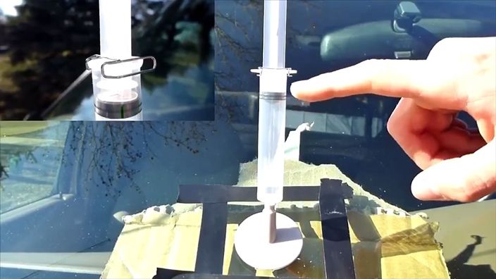 国外小哥自己动手修复破裂的前风挡玻璃,修复材料为树脂