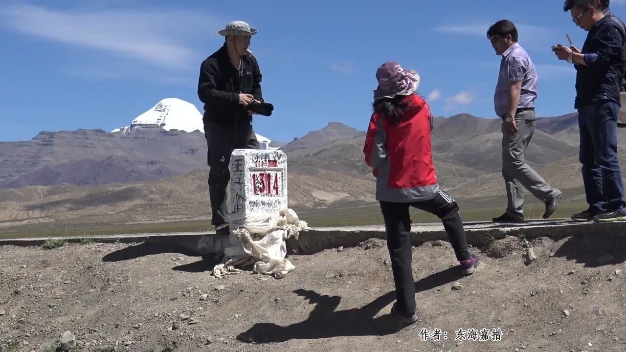 西藏公路上的一个网红里程碑,路人纷纷停车拍照